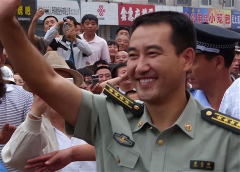 03年翟志刚结束航空任务回家探亲，赶上母亲葬礼，抱着骨灰盒痛哭家庭空军部队飞行员