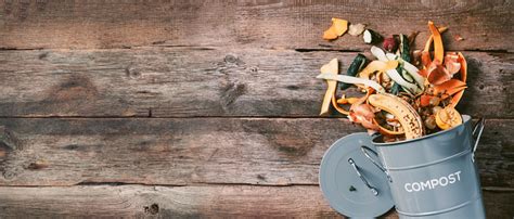 지속 가능하고 폐기물이 없는 생활 퇴비 냄비를 재활용 하는 야채 폐기물 맨 위 보기 공간을 복사합니다 도마에 껍질을 벗긴 야채 파란색 배경에 흰색 퇴비 빈 주방 폐기물을