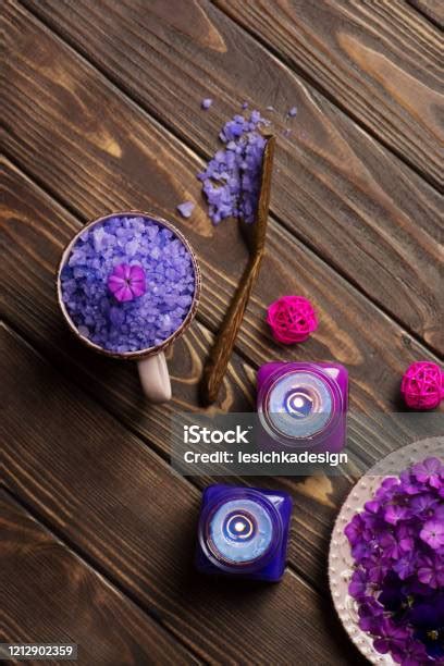 욕실 또는 스파는 배경에 설정되어 있습니다 천연 바다 소금플랫 레이 조성 개념에 대한 스톡 사진 및 기타 이미지 개념 건강