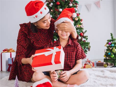 Madre Sorprende A Su Hijo Al Cerrar Los Ojos Con Una Caja De Regalo