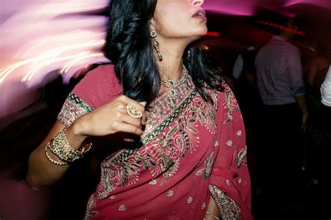 Femme Brune En Saree Rose Se Dresse Dans La Foule Des Gens Photo Gratuite