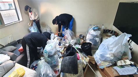 방안 가득한 쓰레기 치워야만 삽니다 매일경제