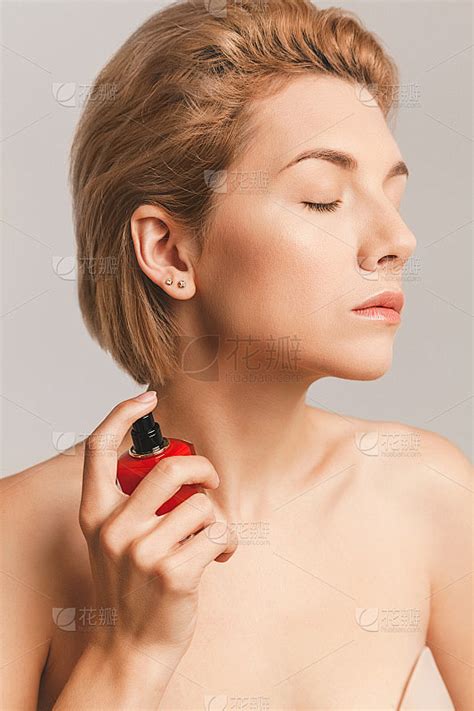 美丽的金发短发模特把马桶水放在她的脖子上