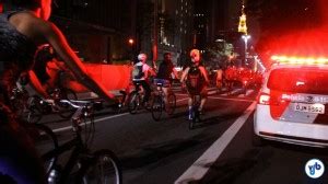 Veja fotos da Pedalada Pelada em São Paulo e saiba como foi o protesto Vá de Bike