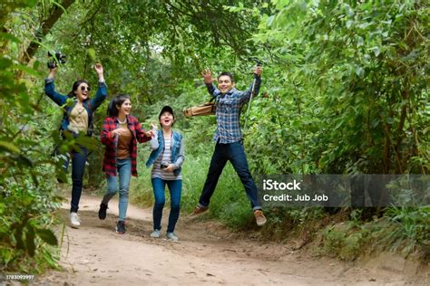 쾌활하게 점프하는 하이킹 친구들 그룹 숲 속의 모험과 여행 18 19세에 대한 스톡 사진 및 기타 이미지 18 19세 20