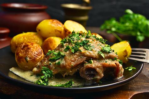 Курица с орехами и кинзой — Кулинарные рецепты с фото