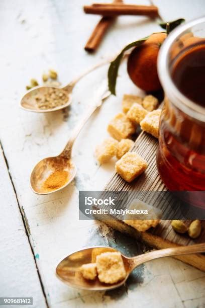 얼굴에 하얀 나무 배경 평면도에 음료를 만들기 위한 재료 Mulled 와인 0명에 대한 스톡 사진 및 기타 이미지 0명