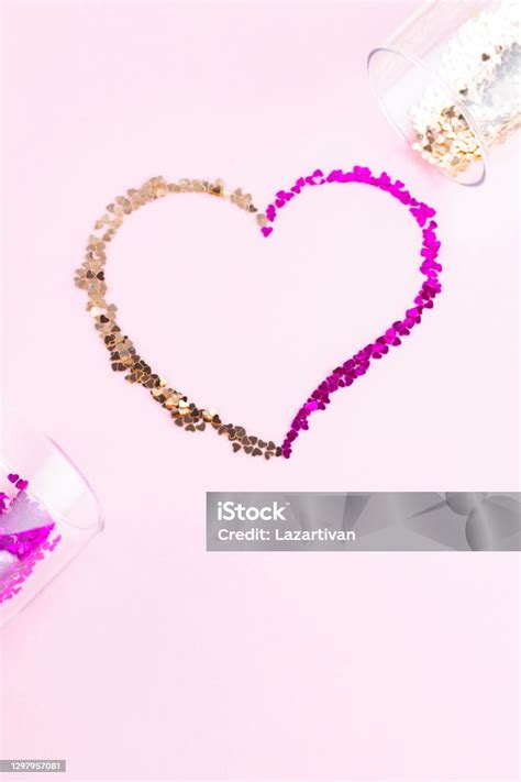 여러 가지 빛깔의 반짝이로 만든 하트 모양 분홍색 배경 위에 하트 모양의 색종이가 튀어 나온 샴페인 안경 2개 발렌타인 데이 컨셉 플랫 레이 0명에 대한 스톡 사진 및 기타