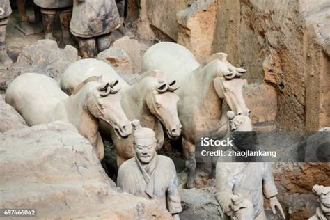 Qin Shihuang 테라코타 전사 동상 테라코타 군인 서 안 중국동남 아시아 고고학에 대한 스톡 사진 및 기타 이미지