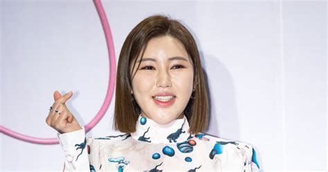 송가인사랑의 손하트 사진