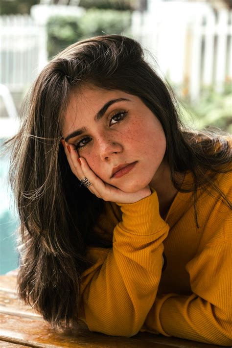 Foto De Mujer Vestida Con Suéter Amarillo · Foto De Stock Gratuita