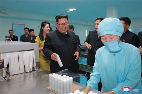 خبرآنلاین تصاویر کیم‌جونگ‌اون و همسرش در کارخانه لوازم آرایشی