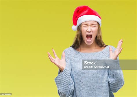 이상의 크리스마스 모자를 입고 젊은 아름 다운 백인 여자 배경 미친 격리 하 고 미친 소리 하 고 적극적인 식와 팔 발생 함 좌절 개념입니다 감정에 대한 스톡 사진 및 기타
