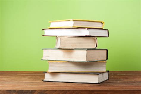 다채로운도 서의 스택입니다 교육 배경입니다 학교 돌아가기 텍스트에 대 한 공간을 복사 합니다 1에 대한 스톡 사진 및 기타