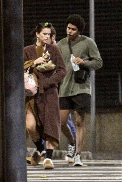 Bruna Marquezine e João Guilherme mostram intimidade em gravação em