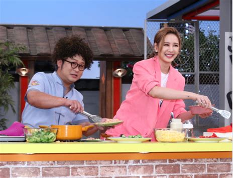 Lin Yu Chih And Amber An Show Cooking Skills In The Press Conference Of