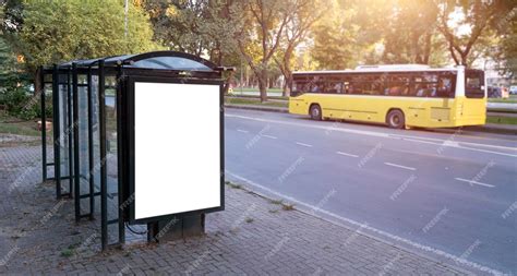Panneau Daffichage Près De Larrêt De Bus Photo Premium