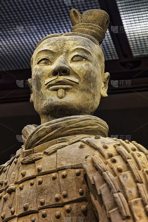 中国西安兵马俑二号坑出土的跪射手