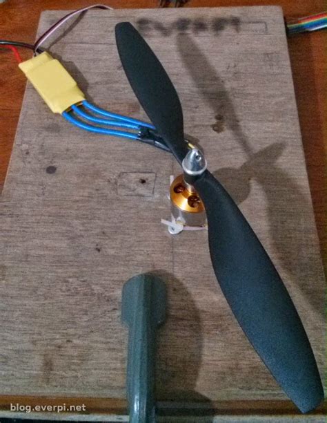 Raspberry Pi Motor brushless ESC Hélices e um futuro quadcopter parte 1