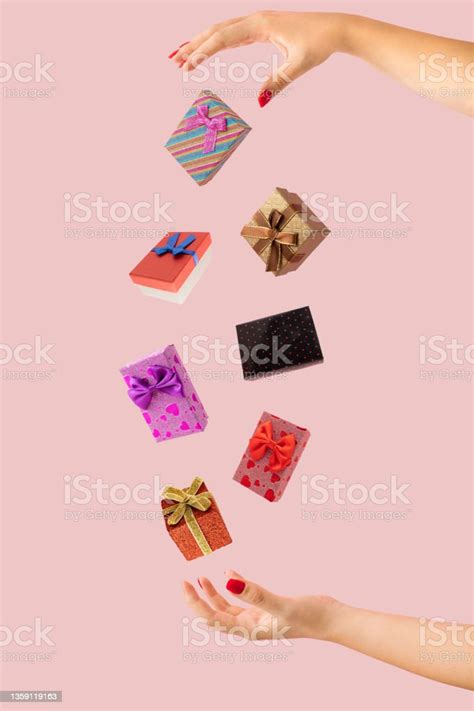 최소한의 구성 여성은 분홍색 배경에 선물과 선물 상자의 더미와 손 크리스마스 또는 생일 현대 개념 단일 이미지에 대한 스톡 사진 및 기타 이미지 Istock