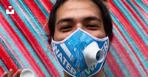 Foto Zum Thema Junge Im Grünen Rundhalsshirt Mit Blauer Maske