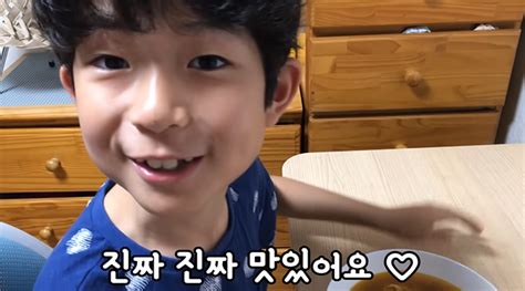 엄마 몰래 라면 영상 대박났던 꼬마 유튜버수능 후 깜짝 근황 머니투데이