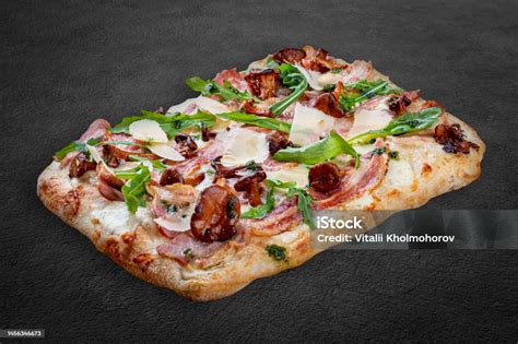 베이컨 살구류 아루 굴라 모짜렐라 파마산 치즈 페스토를 곁들인 피자 카르 보 나라 어두운 배경에 로마 피자 직사각형 고기에 대한 스톡 사진 및 기타 이미지 Istock