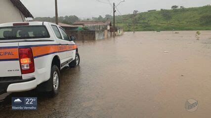 Chuva deixa famílias desalojadas em Monte Santo de Minas São Sebastião
