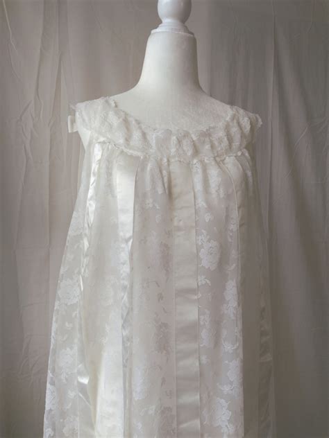 1960s Vintage Aristocraft White Lace And Ribbon Night Gem