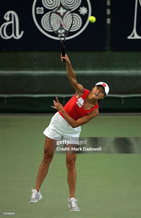 Zi Yan Serves In Her Match With Jie Zheng Of China Against Alina Nachrichtenfoto Getty Images