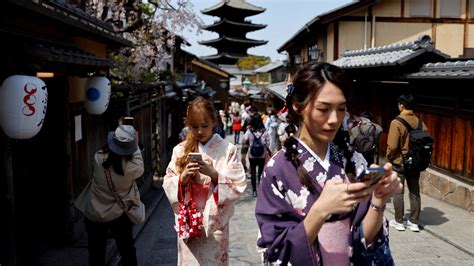 Kyotos Famous Geisha District Enforces Ban On Tourists From Private