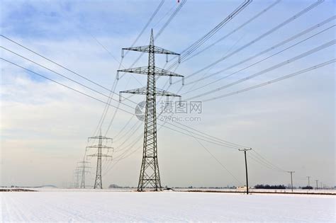 冬季电塔与积雪的田野高清图片下载 正版图片503443953 摄图网