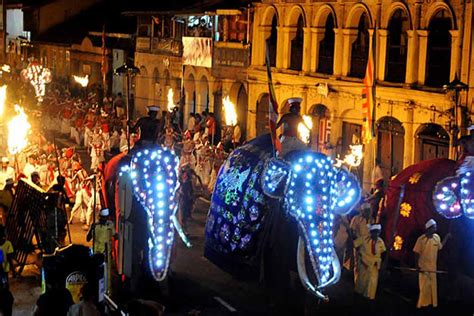 75 වන නිදහස් සැමරුම නිමිත්තෙන් මහනුවර දී ජනරජ පෙරහරක් Lnw Sinhala