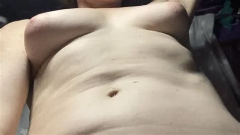 Nahý tanec dělá domácí práce zábavou pro jedinečnou sexy milfku Rachel Wriggler když poskakuje