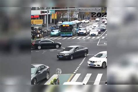 驾驶经验不足，错把油门当刹车，汽车变成“碰碰车