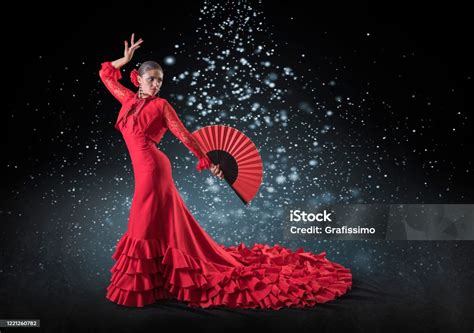 黒の背景にフラメンコを踊る美しいスペインの女性 フラメンコのストックフォトや画像を多数ご用意 フラメンコ フラメンコ 女性一人