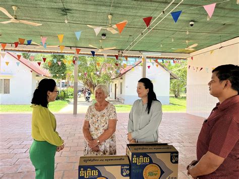 ឧកញ៉ា កែវ មុំ នាំយកកាហ្វេ និងនំស្រួយលីលី ជូនដល់លោកយាយៗនៅអង្គការសង្គ្រោះជនអស់សង្ឃឹម