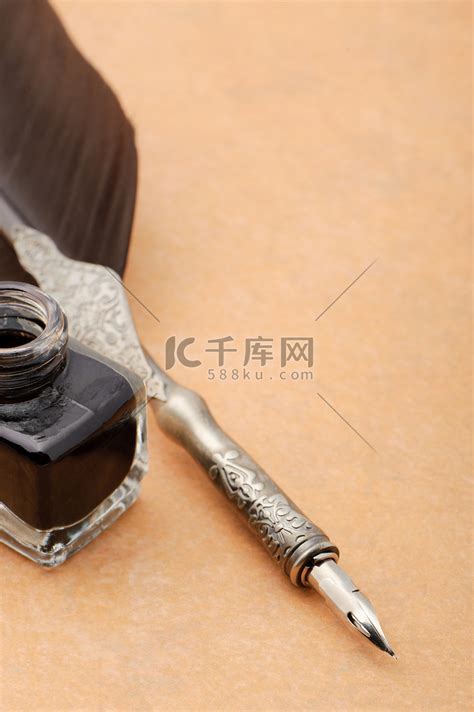 旧纸上的羽毛笔和墨水池高清摄影大图 千库网