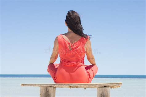 Mujer Relajada Y Que Medita En La Playa Foto De Archivo Imagen De