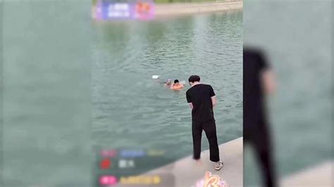 男孩下水游泳被困，59岁阿姨游400多米成功营救凤凰网视频凤凰网