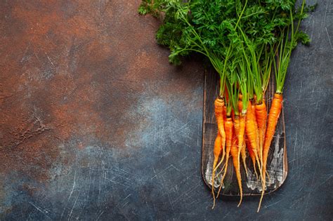 돌 배경에 나무 도마에 신선한 당근 무리 맨 위 보기 공간을 복사합니다 플랫 레이 가을에 대한 스톡 사진 및 기타 이미지 가을 건강한 생활방식 건강한 식생활 Istock