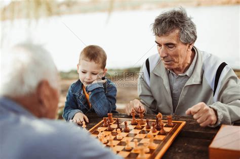 退休老年男子在公园玩乐和下棋与小孙子共高清图片下载 正版图片502908388 摄图网