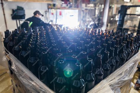 Pila De Botellas De Cerveza Vacías Foto Premium
