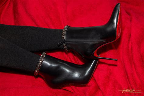 D8h6614 Peeling Her Black Rht Nylon Feet Out Of Her Boots Feet In