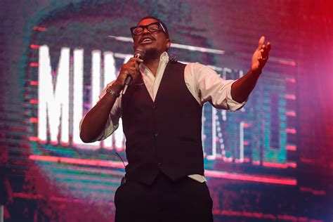 Eita Mumuzinho Se Traveste E Incorpora Cantora No Palco De Show