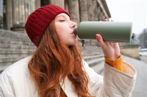 La Joven Turista Pelirroja Descansa Durante Su Viaje Abre Un Termo Y