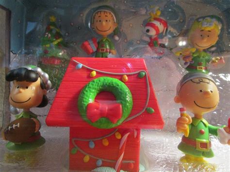 Peanuts Charlie Brown Snoopy And Gang Holiday Figurine Collector Set Nib