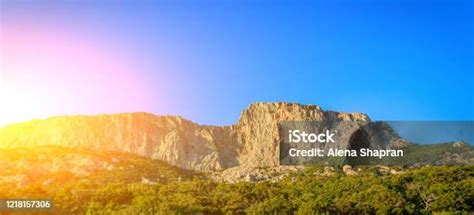 러시아어 산입니다 크리미아 여름 산 배경입니다 크림 반도 위의 흐린 하늘을 배경으로 태양에 숲과 산 햇볕이 잘 드는 밝은 포화 래스터 사진 0명에 대한 스톡 사진 및 기타