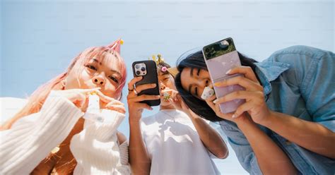 휴대폰으로 사진을 찍는 한 무리의 여성들 사진 Unsplash의 사진 찍기 이미지