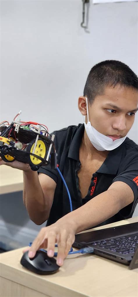 ดชภัสนันท์ พงษ์ประเสริฐ ต้นกล้า ห้องปกติ ระยองวิทยาคม ผมคิดว่าการเรียนหุ่นยนต์ภาษาซีทำให้ผม